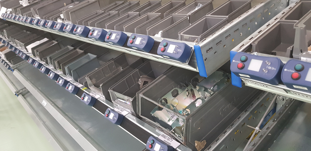 Migliorare l’efficienza di magazzino con il sistema Pick2Light di FasThink - Logistica Efficiente